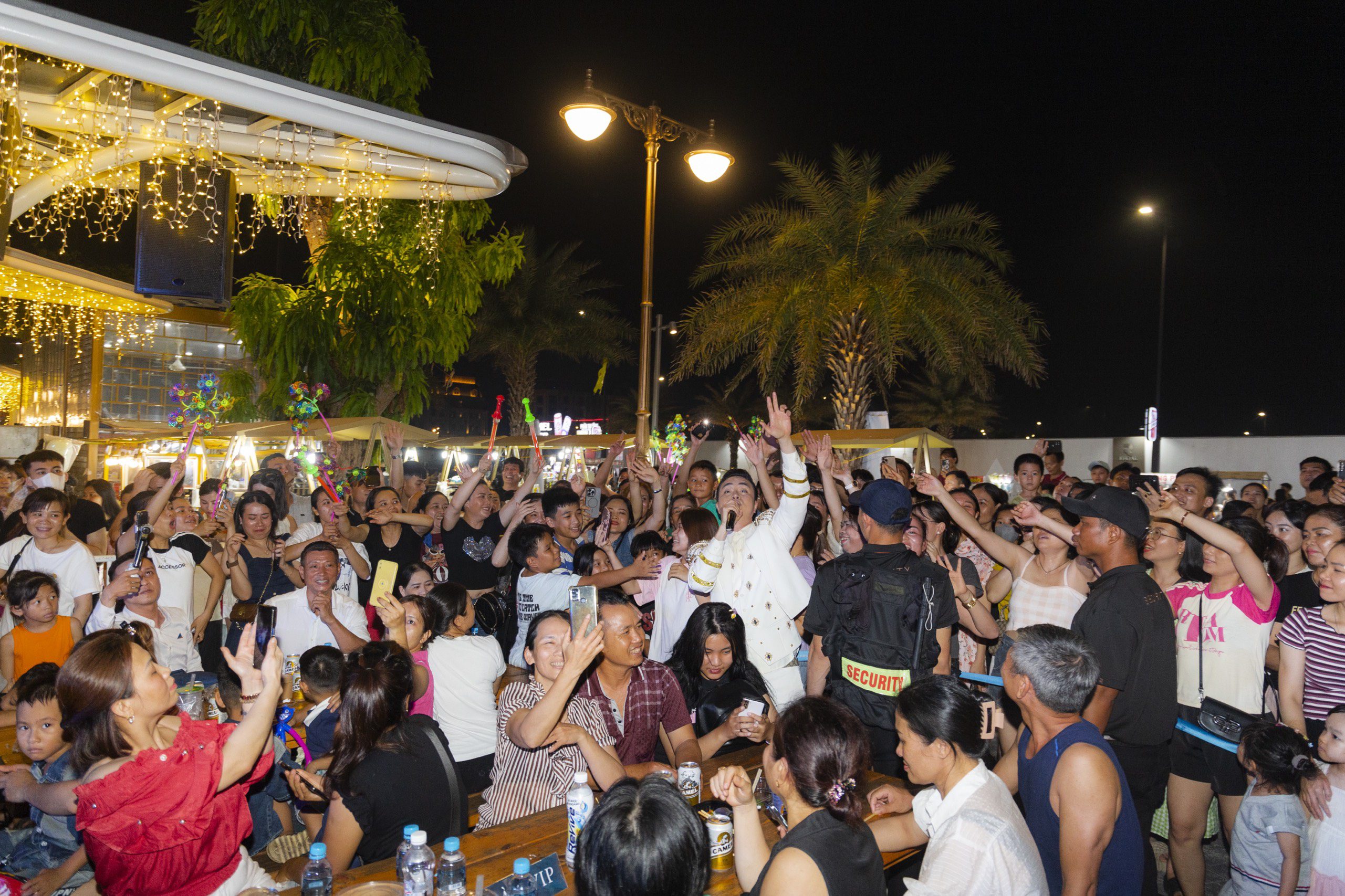 Sở hữu nhà đẹp tại Regal Legend, cư dân còn thưởng thức lễ hội quanh ...